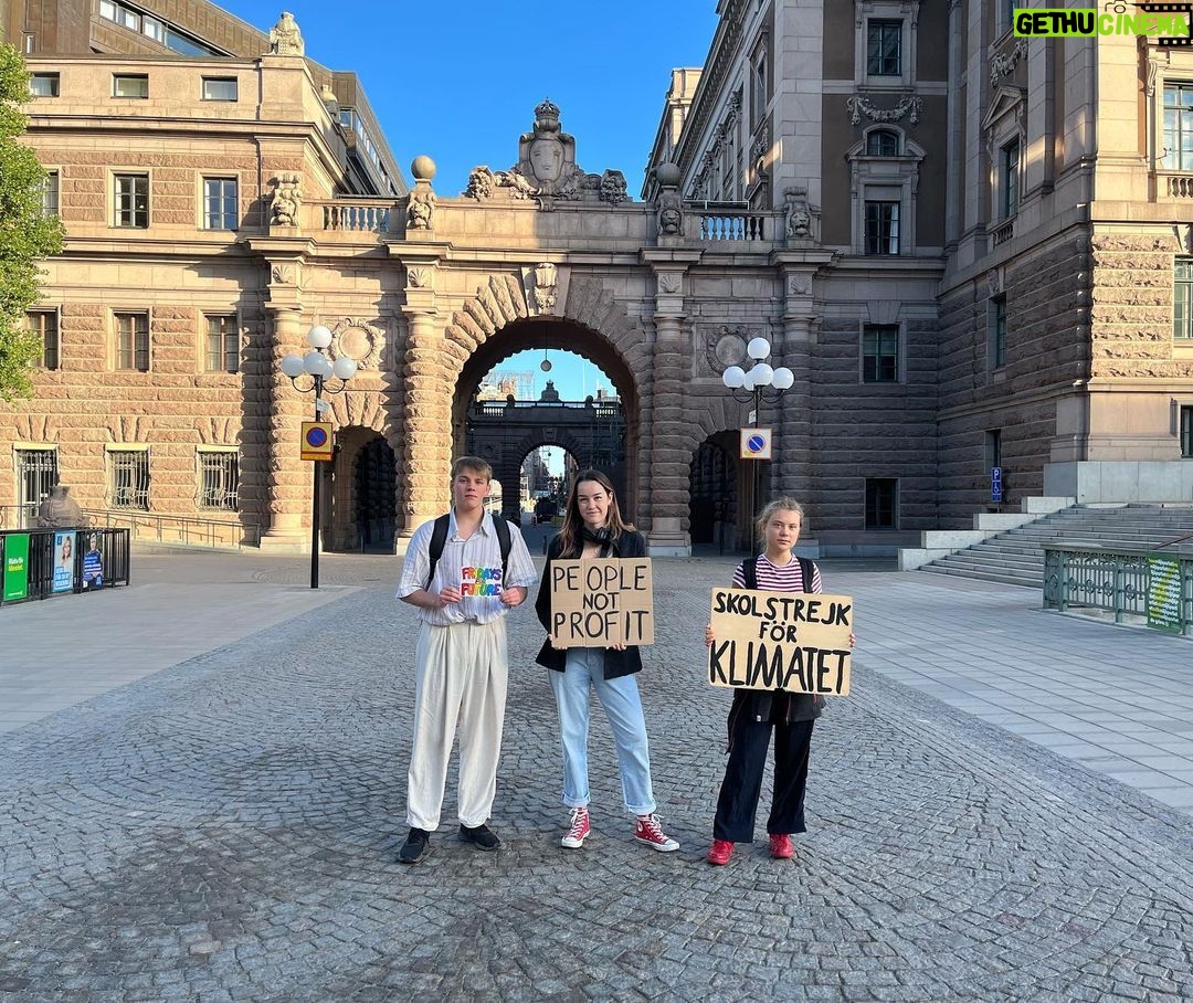 Greta Thunberg Instagram – School strike week 210. #FridaysForFuture # ...