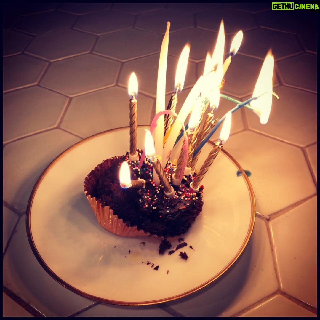Jeanne Tripplehorn Instagram – SEVENTEEN CANDLES!⁣ ⁣ one cupcake.⁣ ⁣ HB ...