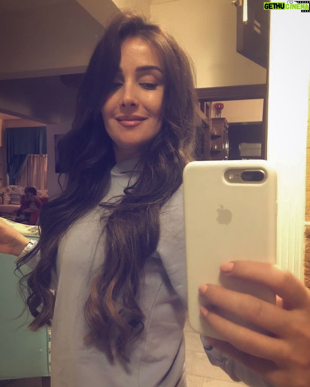 Kinda Hanna Instagram – Good night! #kinda_hanna 🕊 Syria | Gethu Cinema