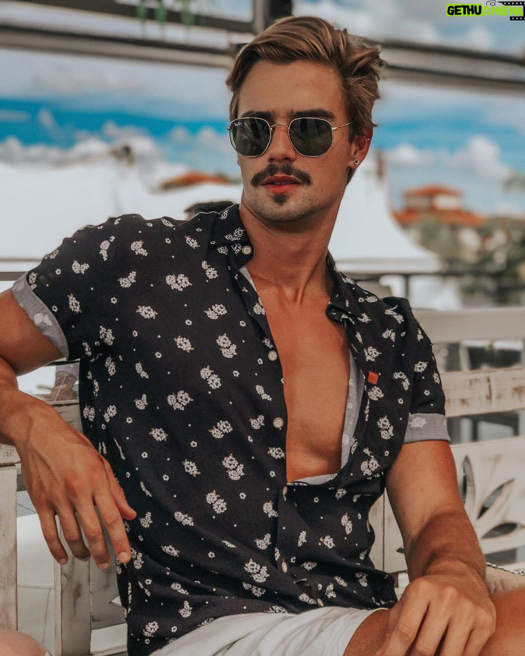 Leandro David Instagram – Como já dizia um grande filósofo: “Faz a pose, olha o flash…” Doma ...