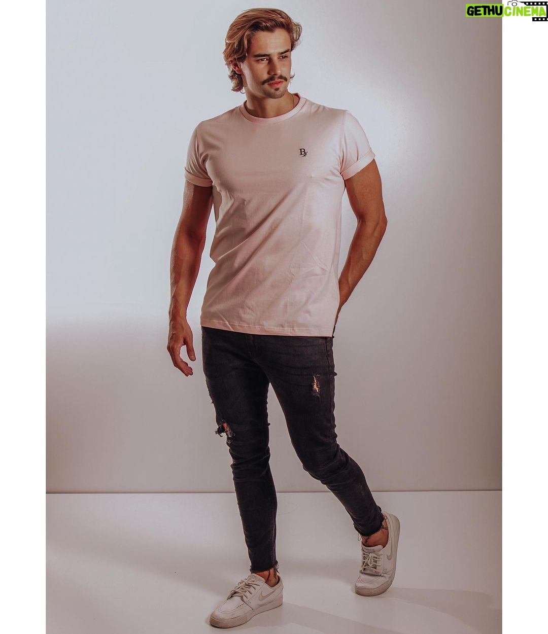 Leandro David Instagram – Já to com roupa pra sair, só falta o corona ...