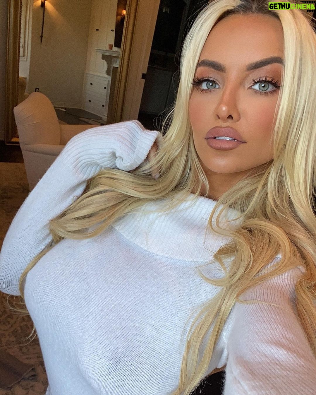 Lindsey Pelas Instagram – a warm November good morning to you 🌹 | Gethu ...