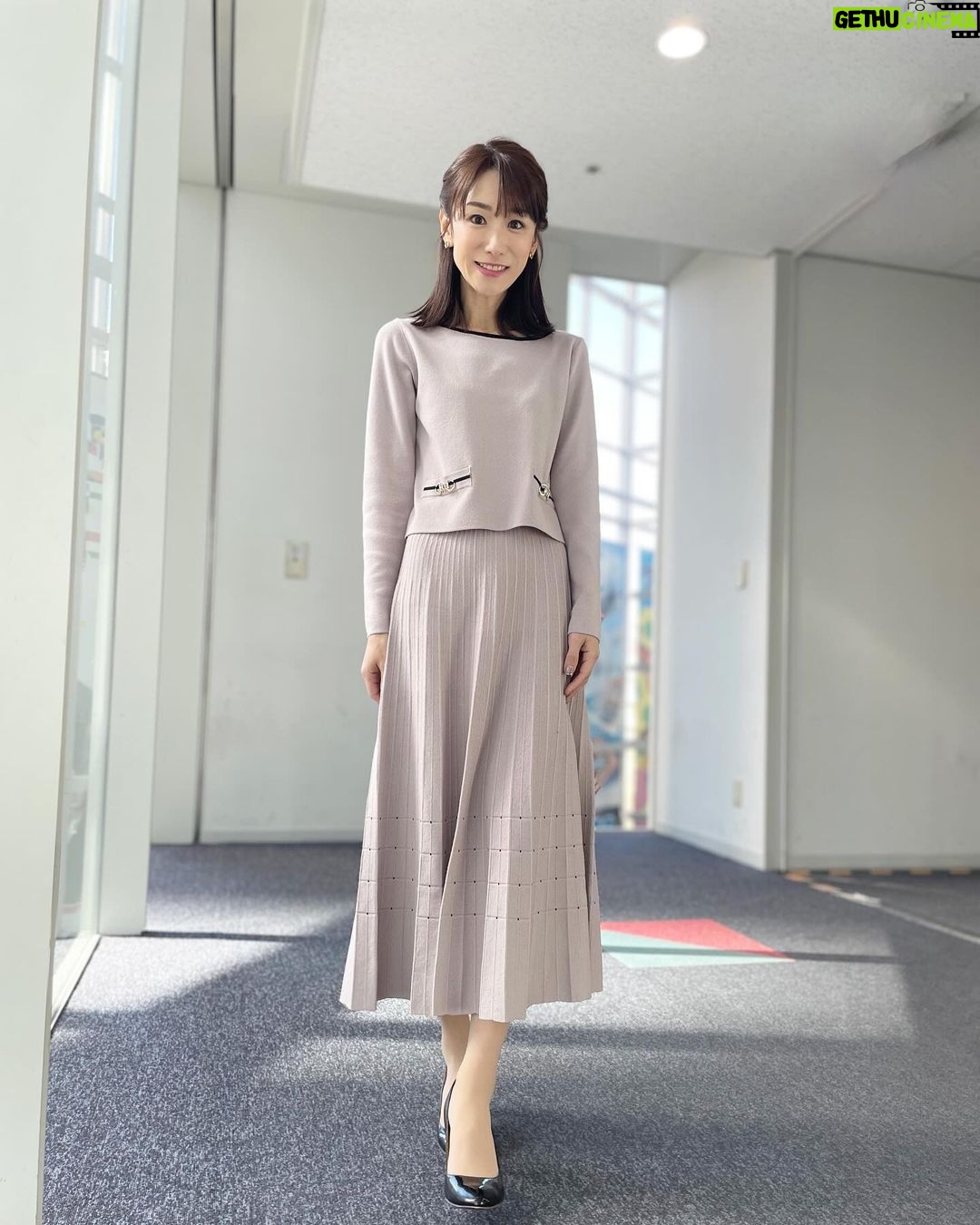 Mariko Dou Instagram – 金曜日の全身ショットて横顔です📷 それでは、素敵なクリスマスをお過ごし下さい🎄🎁 #大下容子 ...