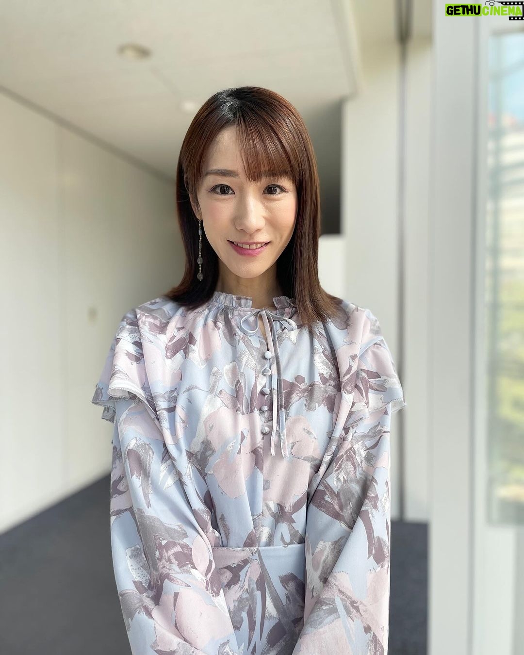 Mariko Dou Instagram – おはようございます☀ 昨日の「ワイド！スクランブル」の衣装は、 ☆セットアップ… #stola ...