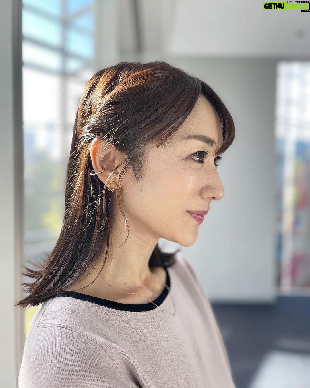 Mariko Dou Instagram – 金曜日の全身ショットて横顔です📷 それでは、素敵なクリスマスをお過ごし下さい🎄🎁 #大下容子 ...