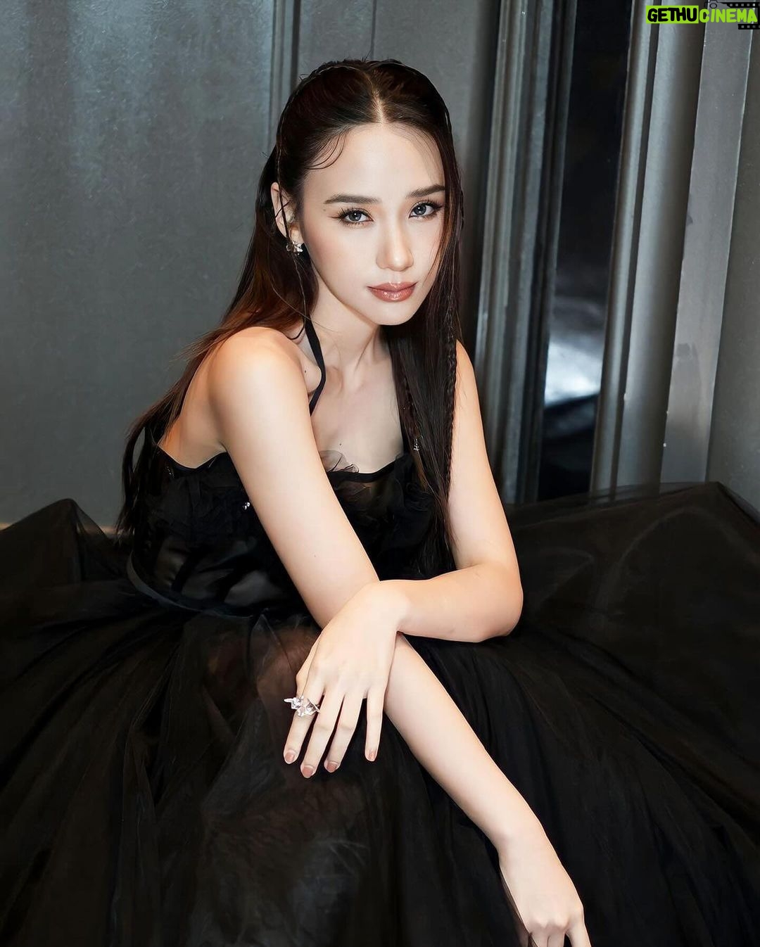 Narilya Gulmongkolpech Instagram – NAAYADA X PROMAYARN เครื่องประดับสายมูแบบรู้จริง 🫶🏻 แบรนด์นะญ ...