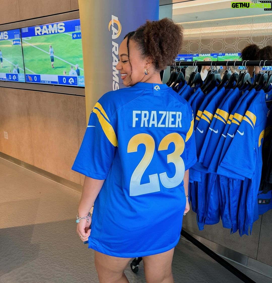Nia Sioux Instagram – first rams game was a success🏈💙💛 SoFi Stadium ...