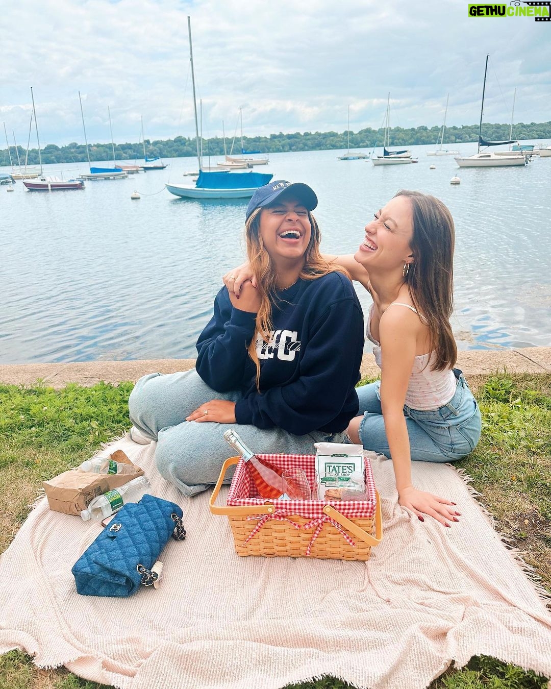 Nia Sioux Instagram – quality picnic time 🧺🍾 Lake Hariett | Gethu Cinema