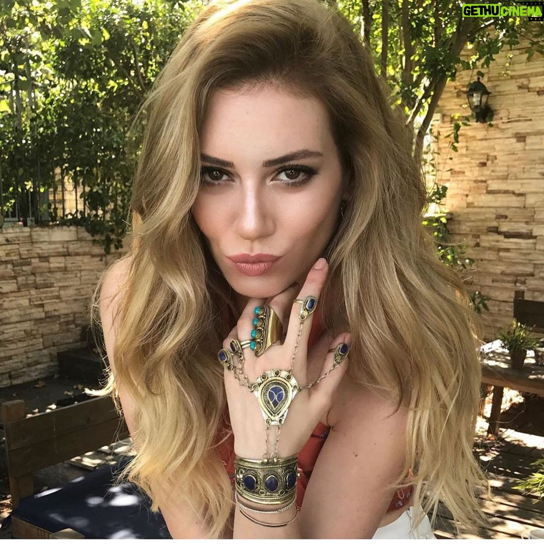 Sinem Kobal Instagram – 💜💋 | Gethu Cinema