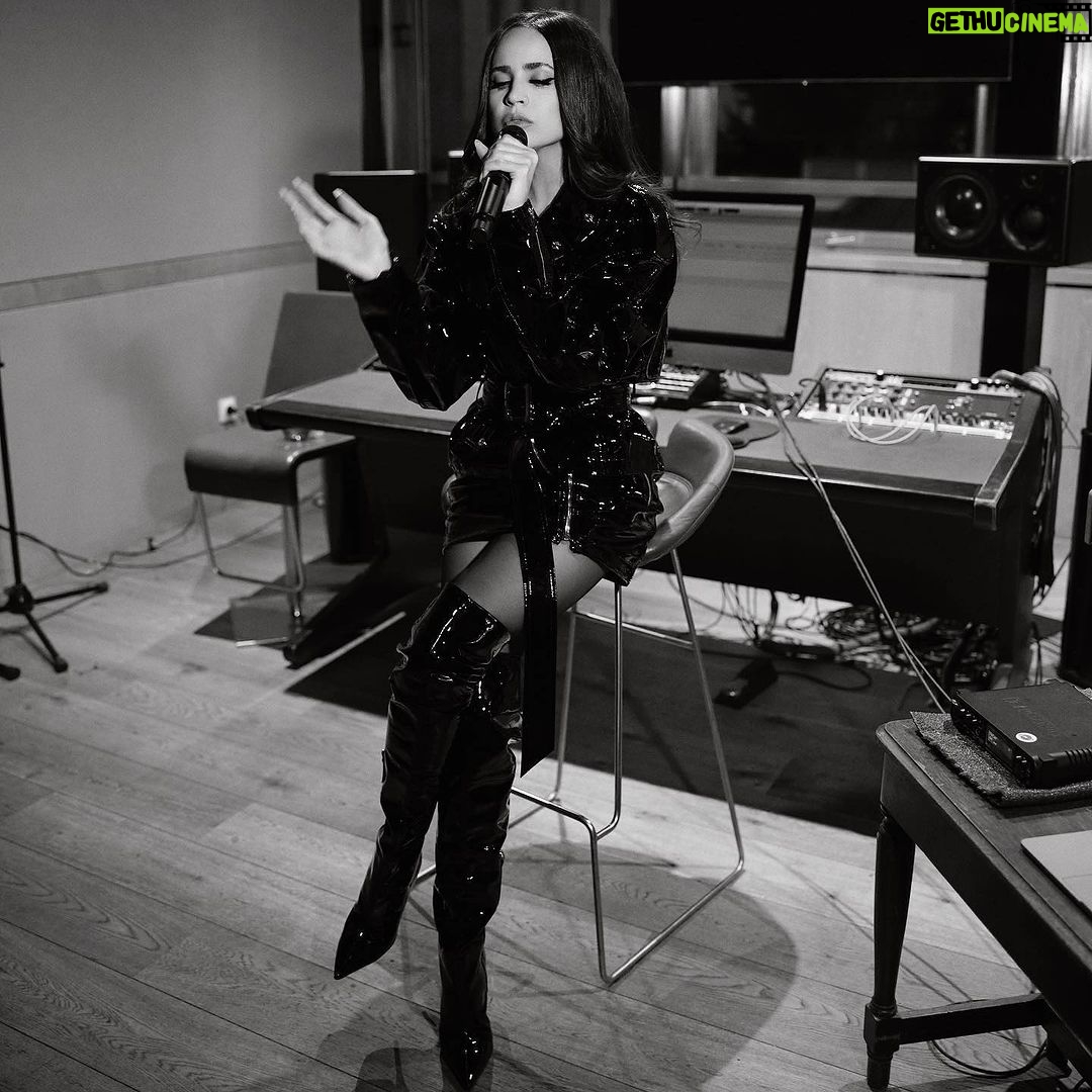 Sofia Carson Instagram – Tu est magnifique au claire de lune ...