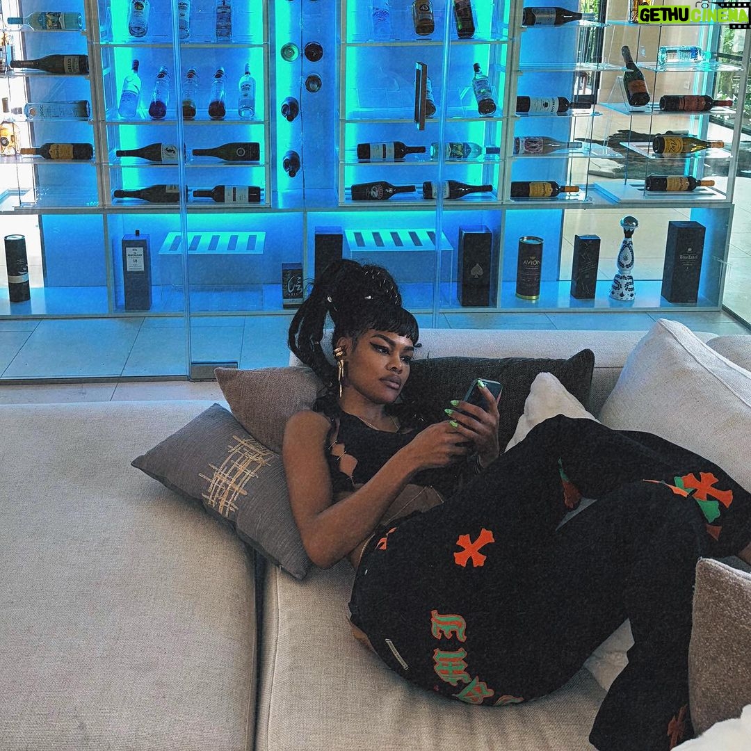 Teyana Taylor Instagram – Issa @versace hottie honey dip 🖤🍯♐️ Thank you ...