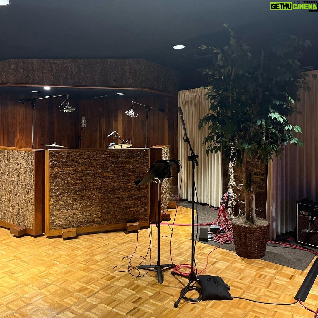 Alessia Cara Instagram – organic stacka tacka | Gethu Cinema