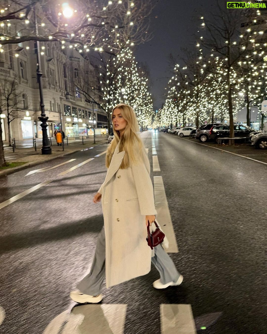 Actress Alica Schmidt HD Instagram Photos and Wallpapers February 2024 ...