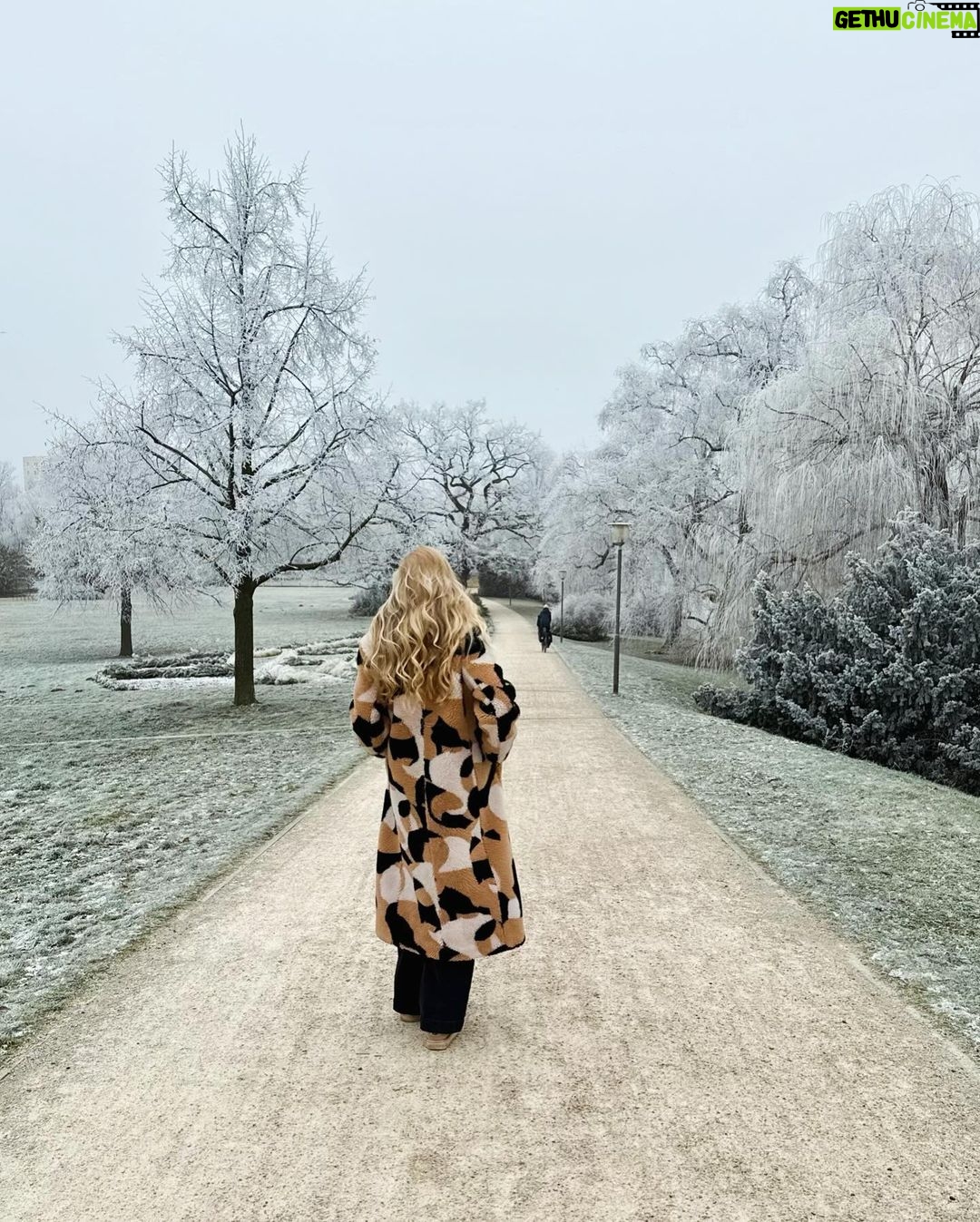 Actress Alica Schmidt HD Instagram Photos and Wallpapers February 2024 ...