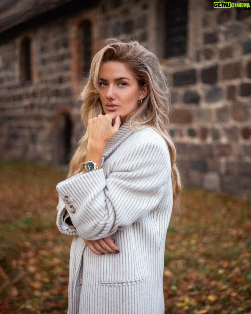 Actress Alica Schmidt HD Instagram Photos and Wallpapers March 2024 ...
