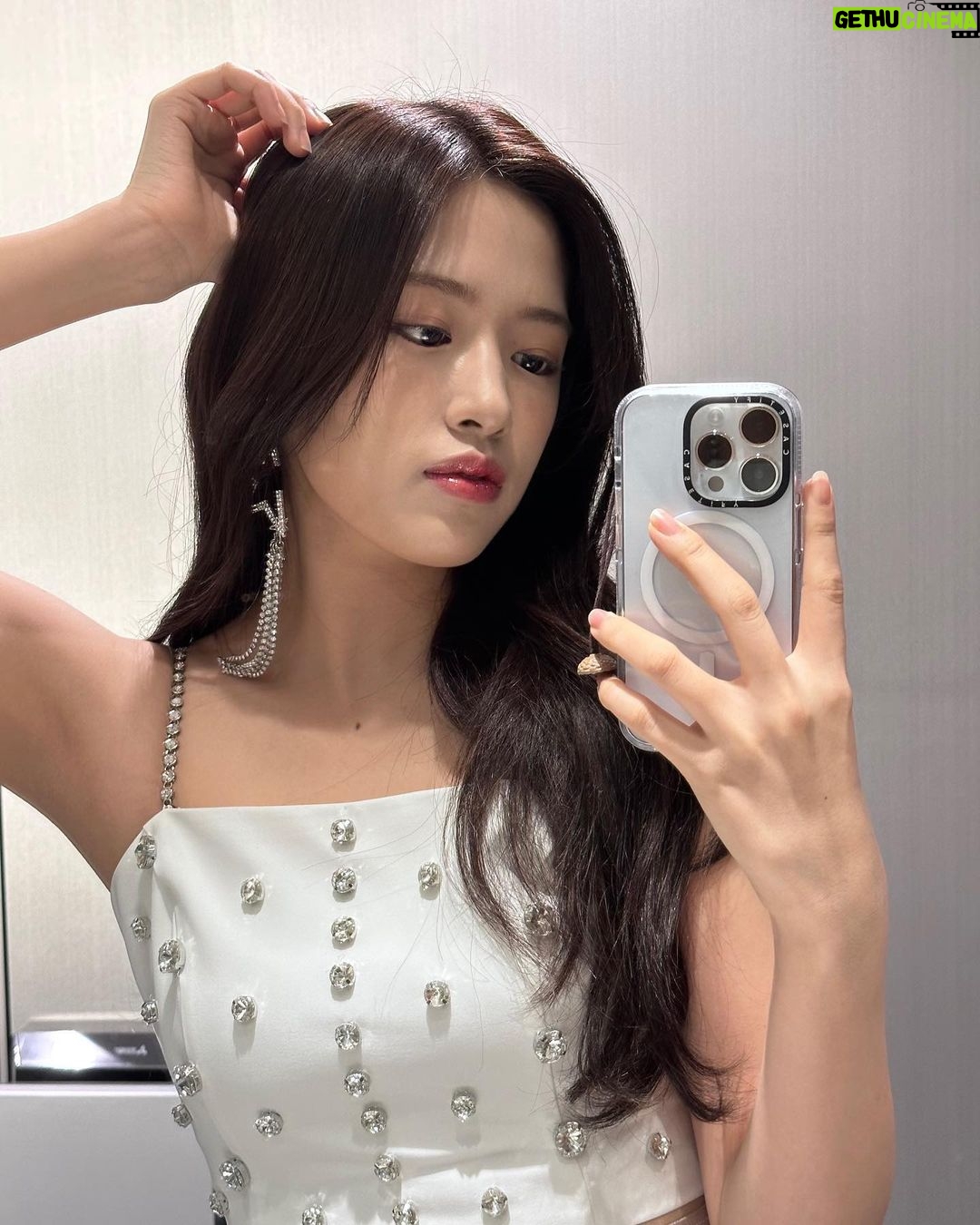 An Yu-jin Instagram – 웰컴 2023 결국 끝까지 함께한 도토리처럼 오래오래 함께하자🫶 새해 복 많이 받으세요🐰 ...