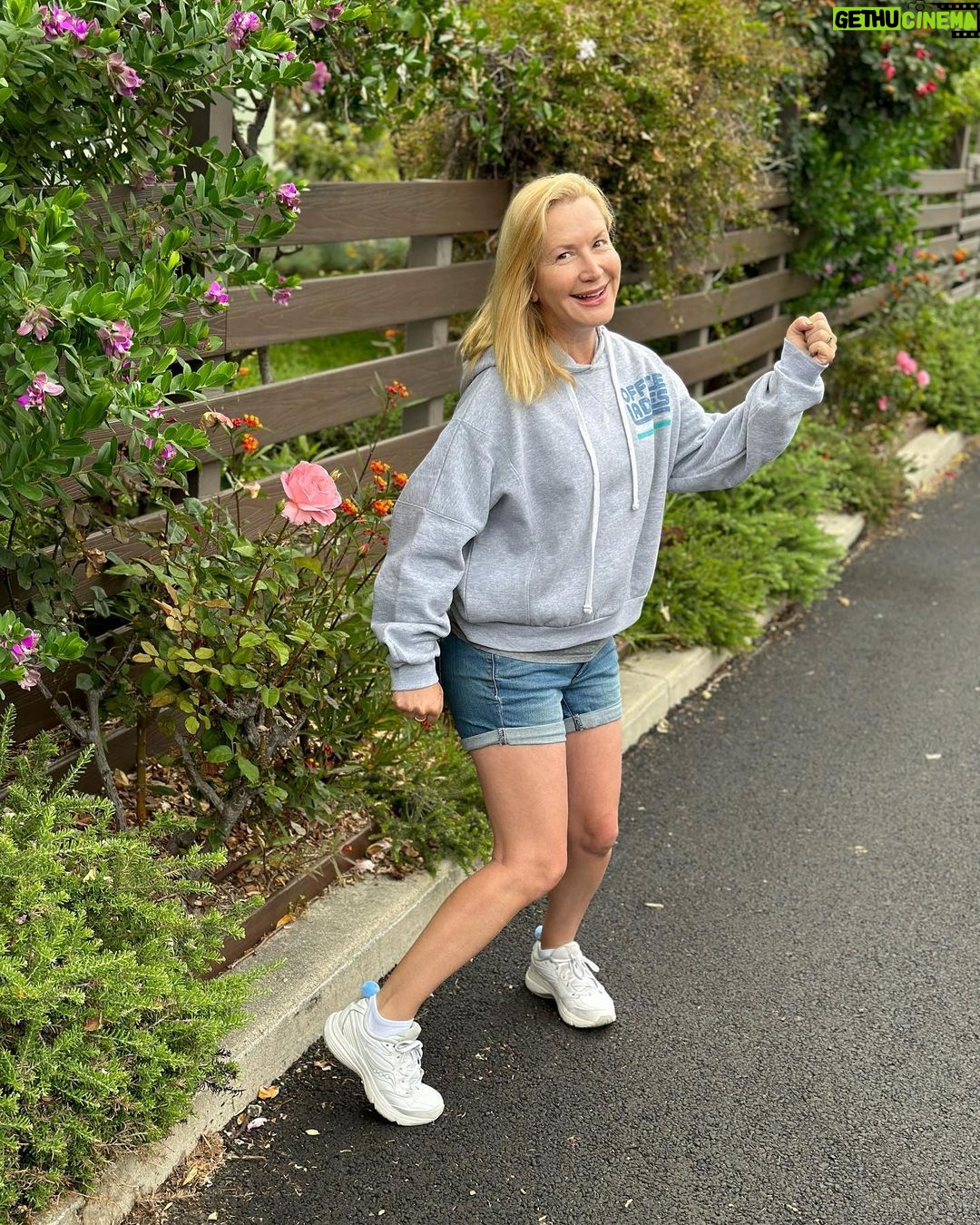 Angela Kinsey Instagram – Whitest Sneakers award goes to… 🏆 😉# ...