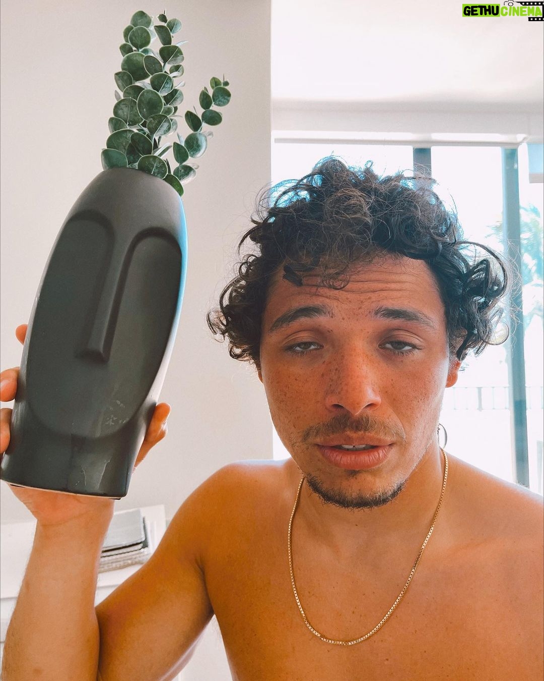 Anthony Ramos Instagram – Met Gala Styled by: @tommyhilfiger BTS by ...