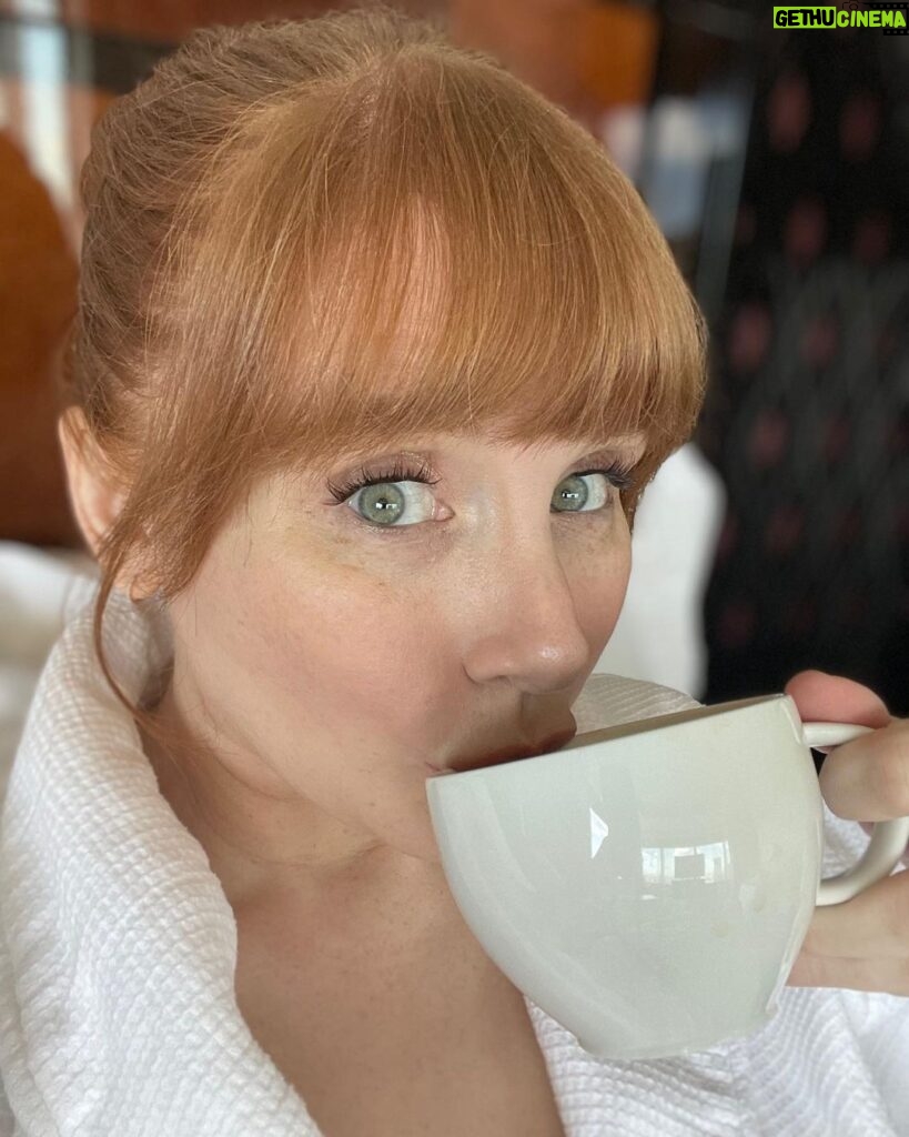 Actress Bryce Dallas Howard HD Instagram Photos and Wallpapers July ...