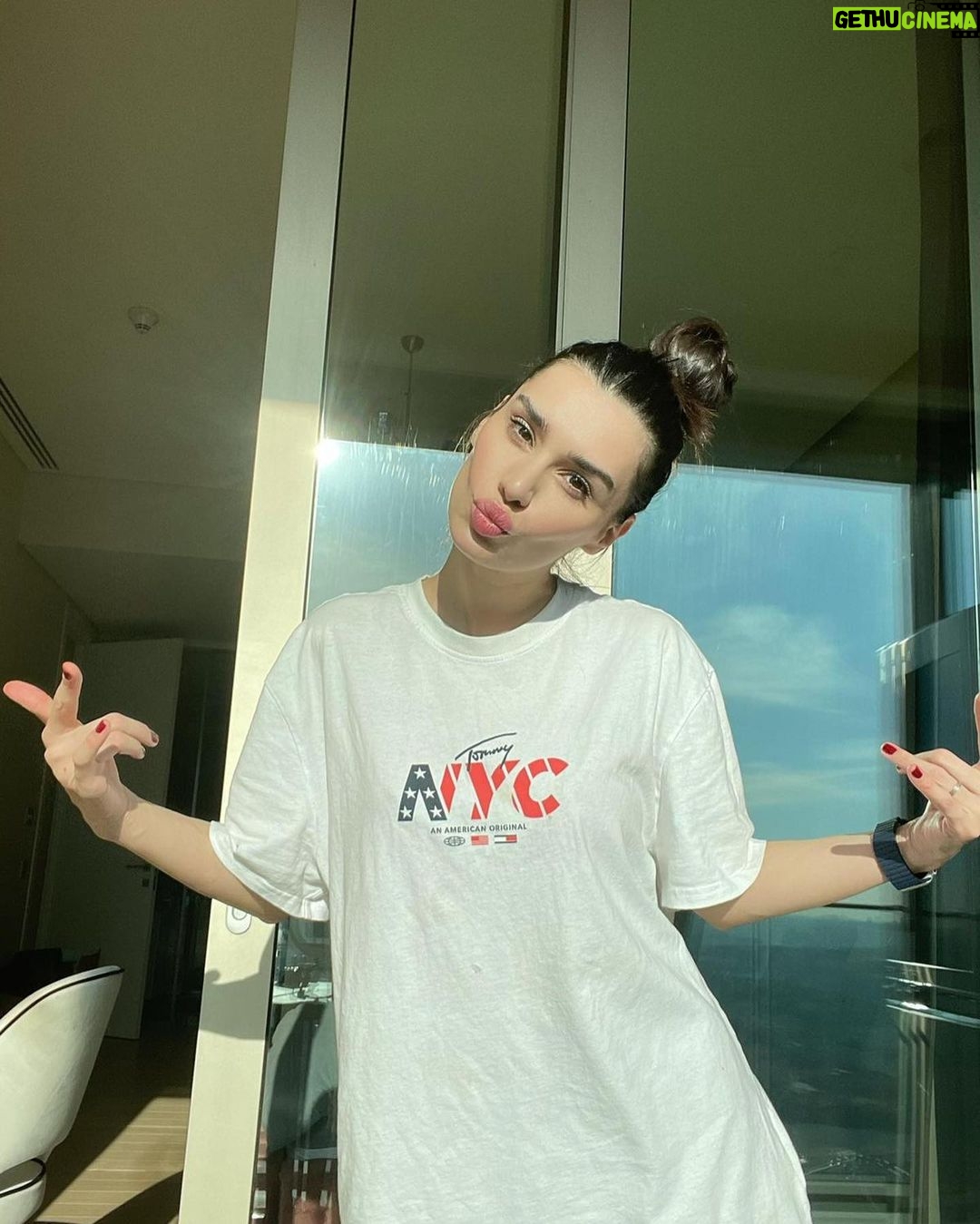 Burcu Kiratli Instagram – Evde sek sek olunca 🛹 🤪 | Gethu Cinema