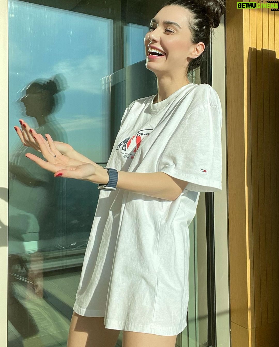 Burcu Kiratli Instagram – Evde sek sek olunca 🛹 🤪 | Gethu Cinema