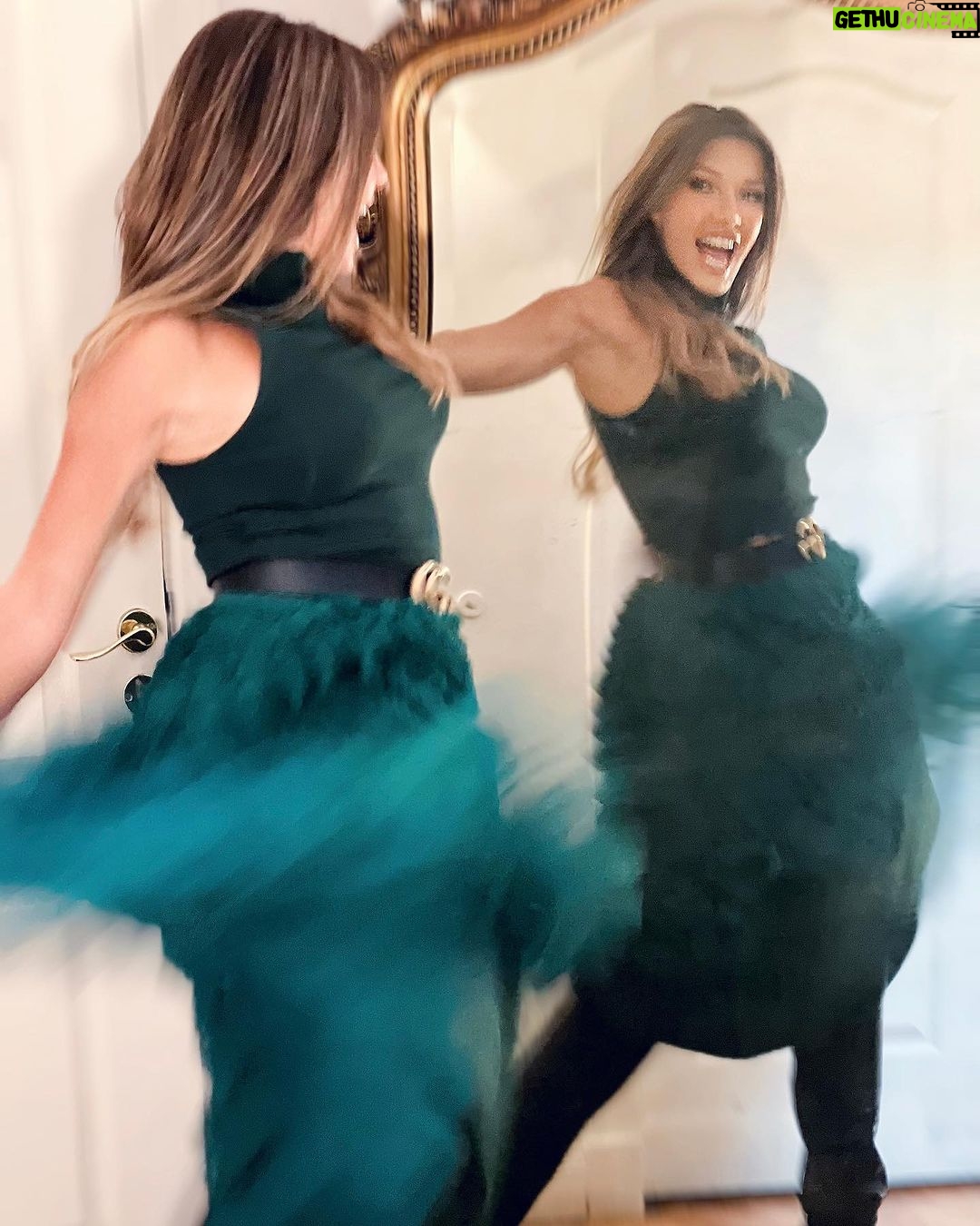 Catherine Fulop Instagram – La Paz que tanto buscas está justo detrás ...