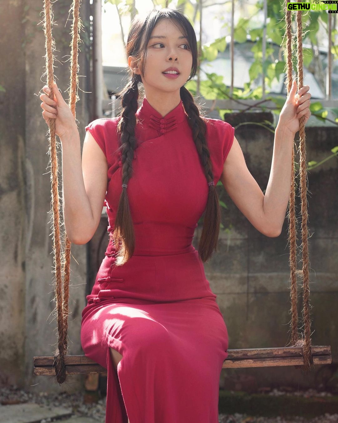 Cathryn Li Instagram – 大年初一旗袍寫真喜歡哪張？祝大家新年快樂，恭喜發財，龍年大吉，身體安康！🧧🍊🐲 🎊 ...