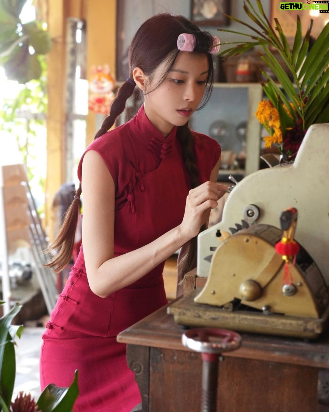 Cathryn Li Instagram – 大年初一旗袍寫真喜歡哪張？祝大家新年快樂，恭喜發財，龍年大吉，身體安康！🧧🍊🐲 🎊 ...