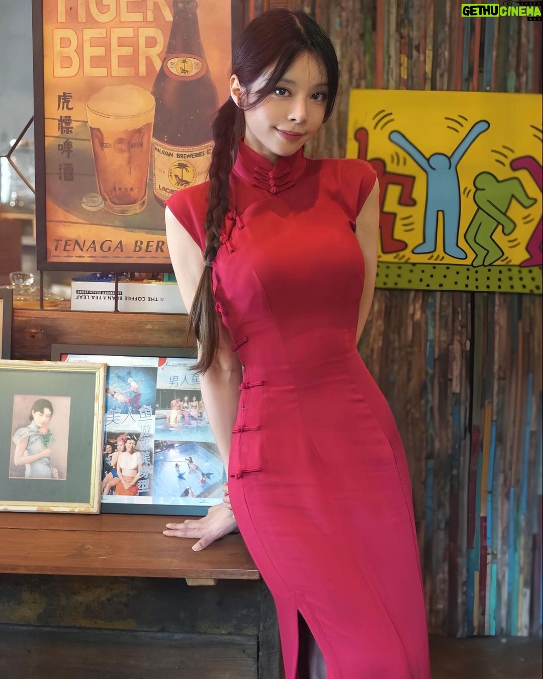Cathryn Li Instagram – 大年初一旗袍寫真喜歡哪張？祝大家新年快樂，恭喜發財，龍年大吉，身體安康！🧧🍊🐲 🎊 ...