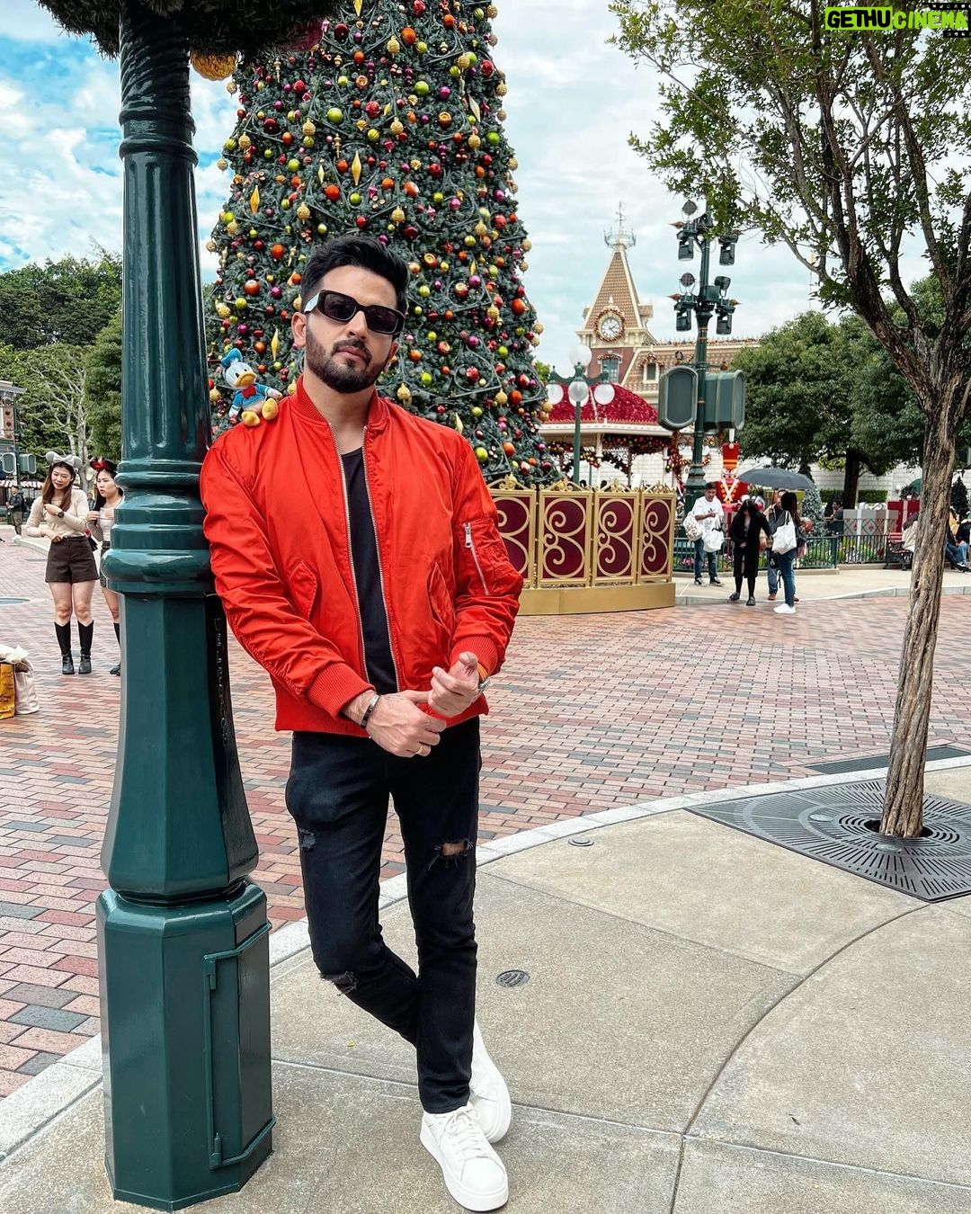Dheeraj Dhoopar Instagram – Last of the lot ☝️😎 Disneyland Hongkong | Gethu Cinema
