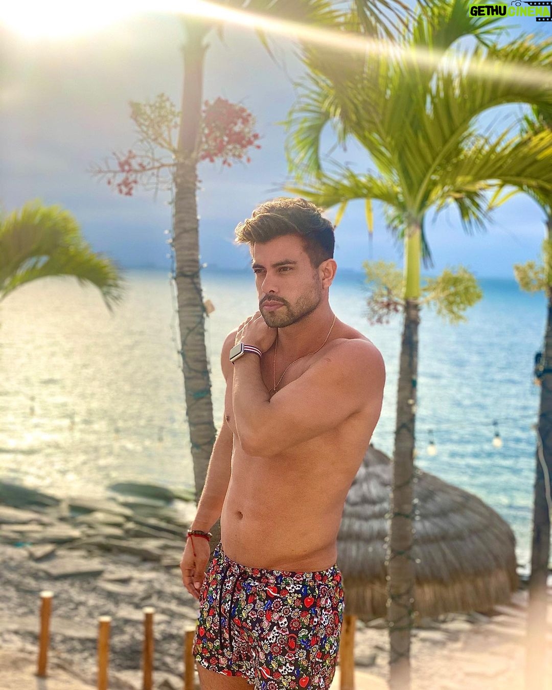 Efraín Ruales Instagram – Mr. Golden 🌞 please shine down on me 😁 Santa ...