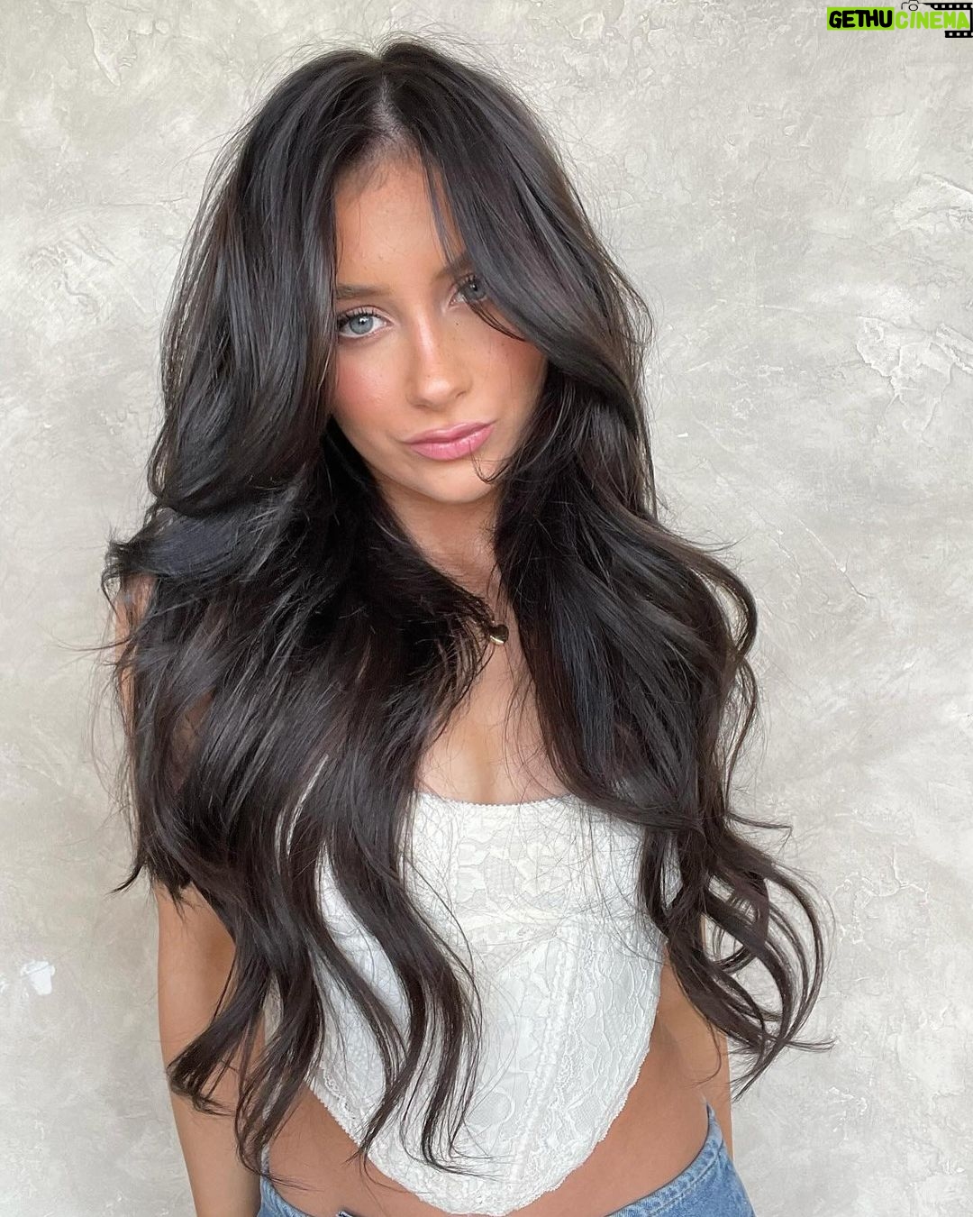 Elliana Walmsley Instagram – ig i have dark hair now @hairby_chrissy ...