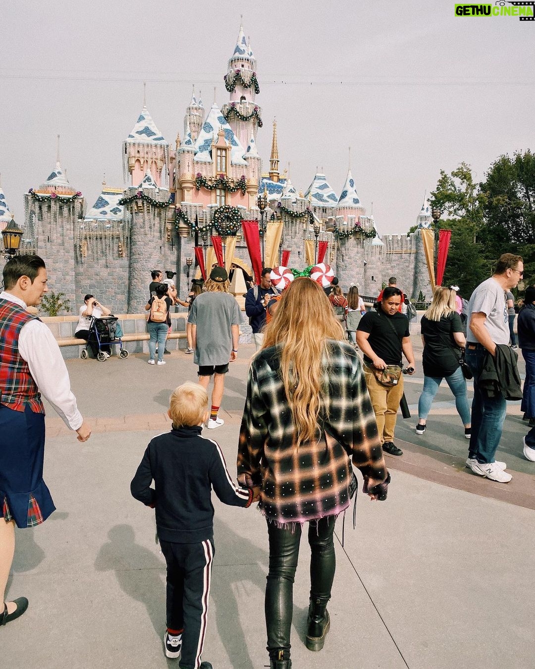 Fergie Instagram – Disneyland Day #axljack | Gethu Cinema