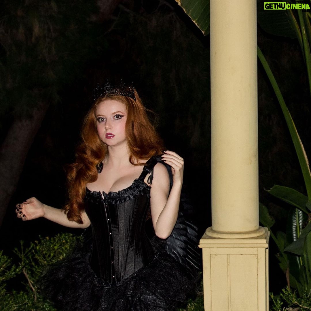 Francesca Capaldi Instagram – Channeling my inner swan queen 🖤🦢 # ...