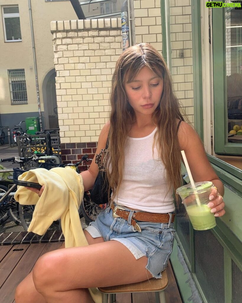 Actress Genevieve Hannelius HD Instagram Photos and Wallpapers August ...