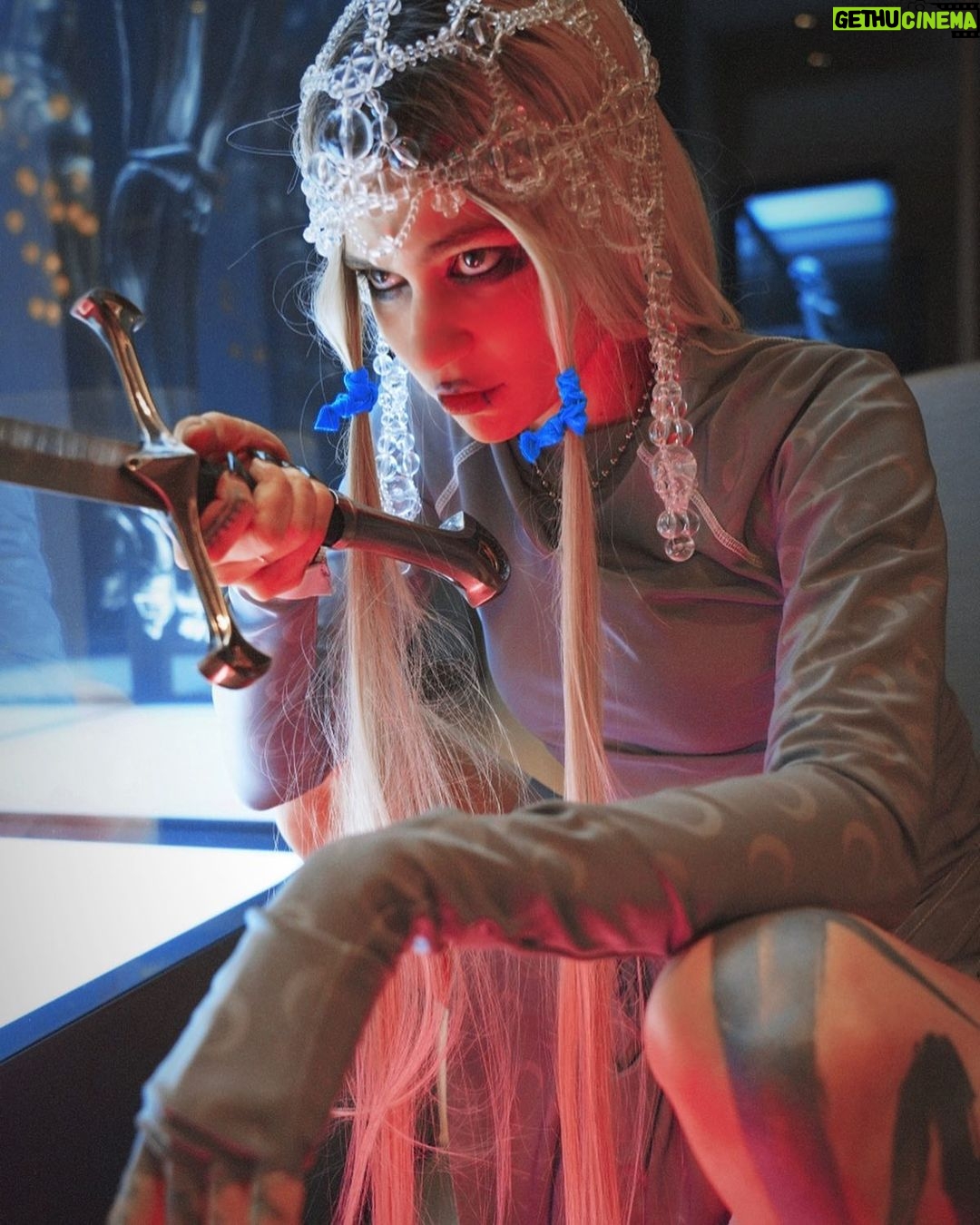 Grimes Instagram – Just signed to Columbia Records! 🐷🐷 Wanted to wait ...