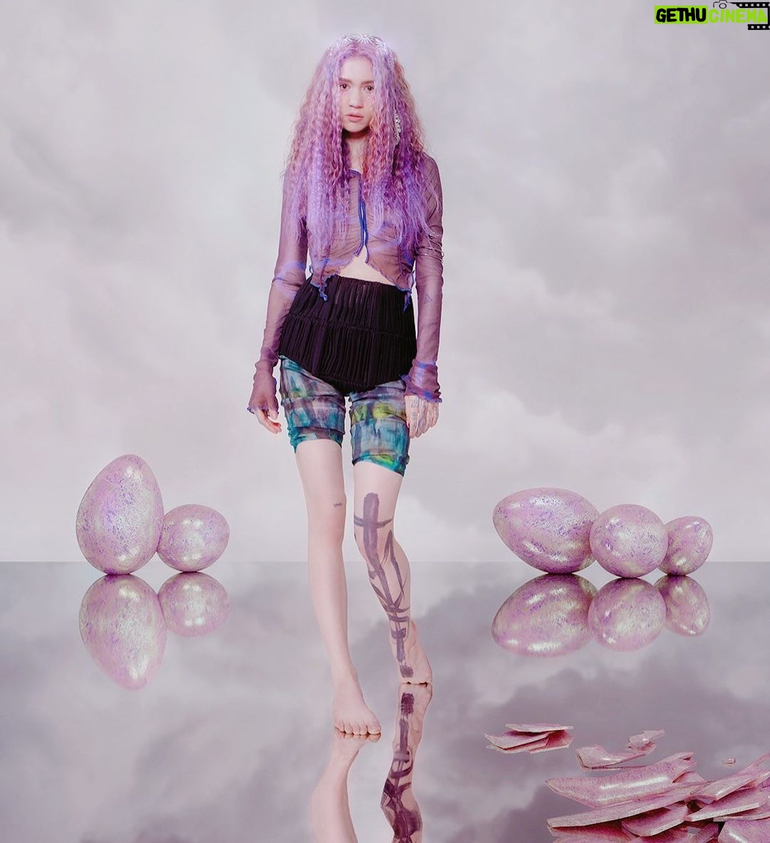 Grimes Instagram – Important update: I showered for this ...