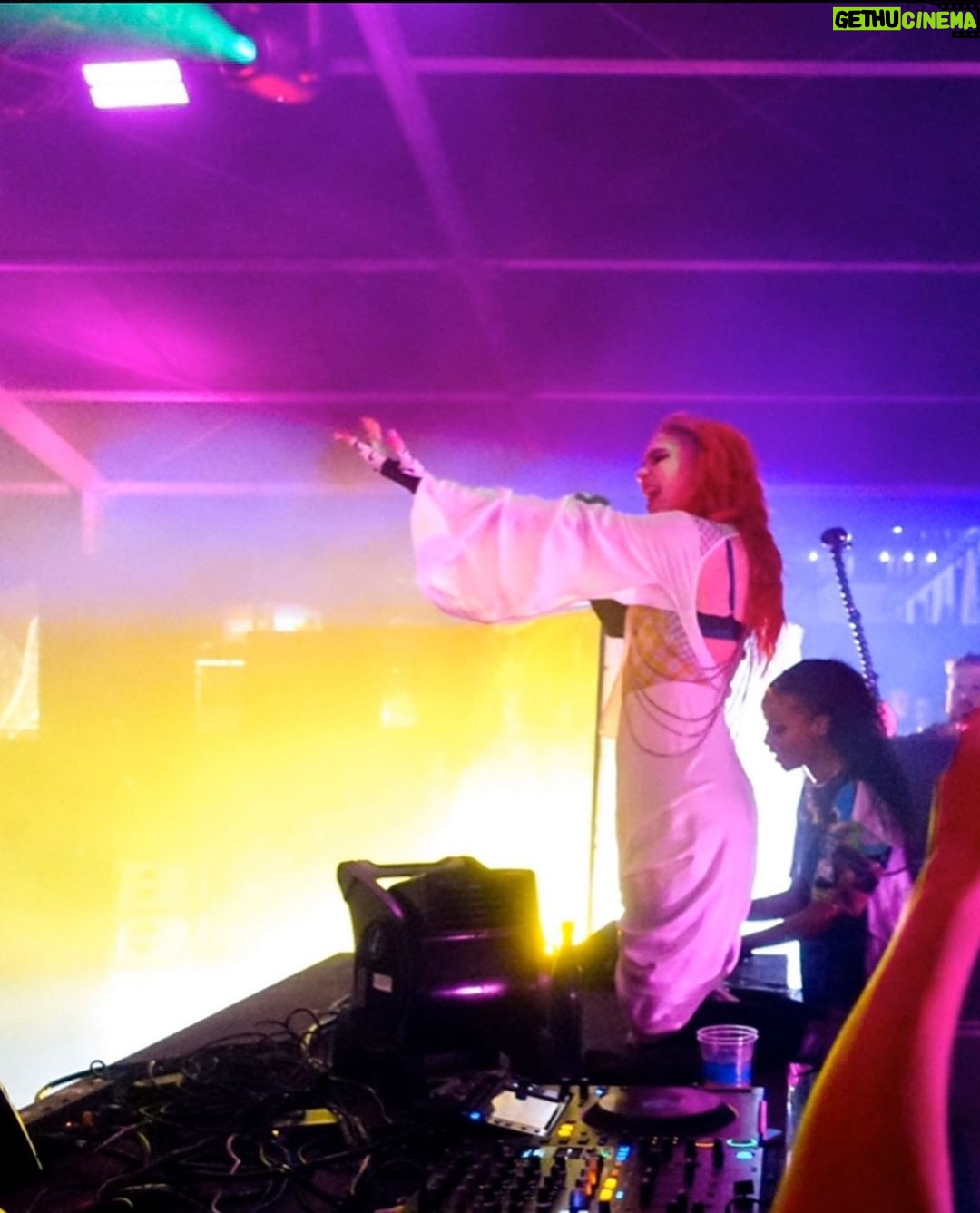 Grimes Instagram – Ethereal techno? 🧚🏻‍♀️🛸 OK 4æm tomorrow ?! | Gethu ...