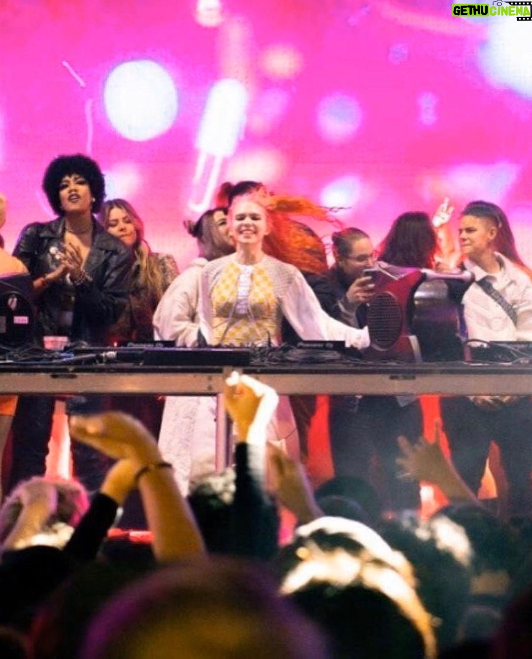 Grimes Instagram – Ethereal techno? 🧚🏻‍♀️🛸 OK 4æm tomorrow ?! | Gethu ...