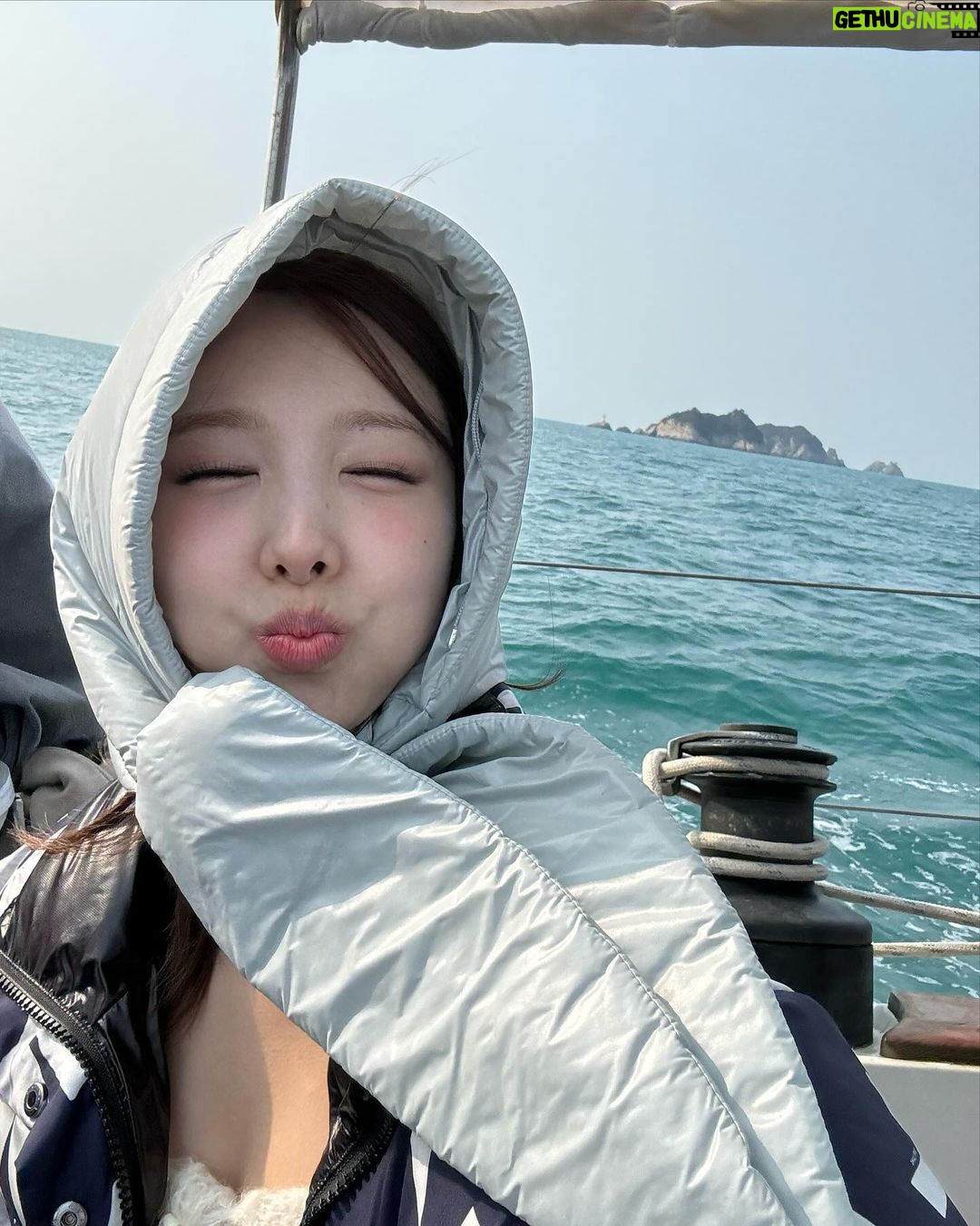 Im Na-yeon Instagram – 🪽코가 빨개져도 행복했던 아가츄 ,,🩵🐬🐚🪼🌊🛳️🐳🪽 | Gethu Cinema