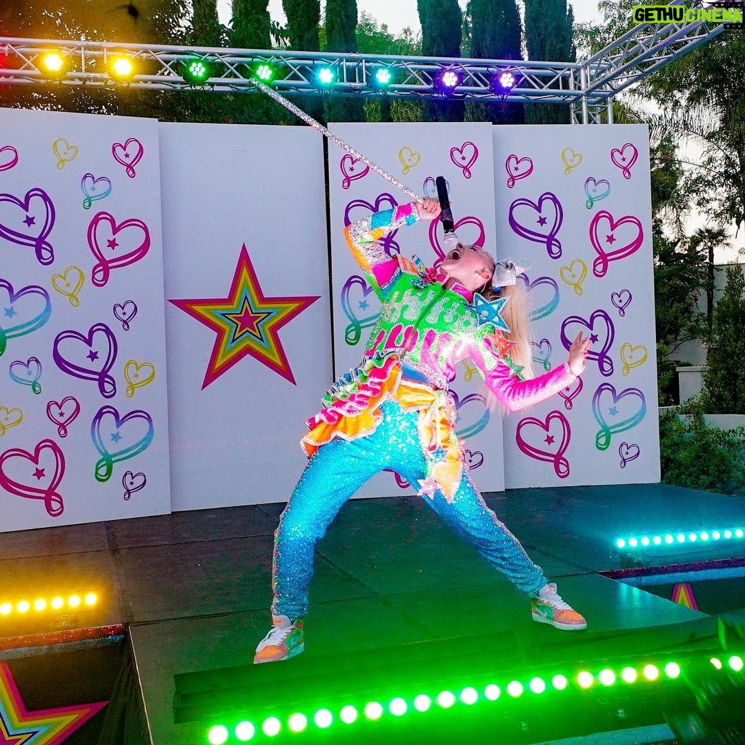 JoJo Siwa Instagram – MY FIRST PERFORMANCE ON MY BACKYARD STAGE ...