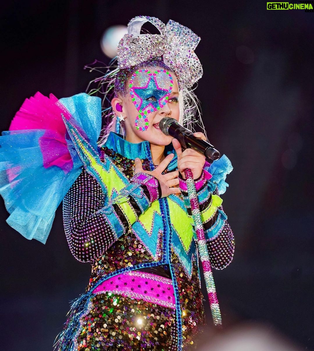 JoJo Siwa Instagram – BRISBANE! Thank you for an incredible 2 days!🎉 I ...