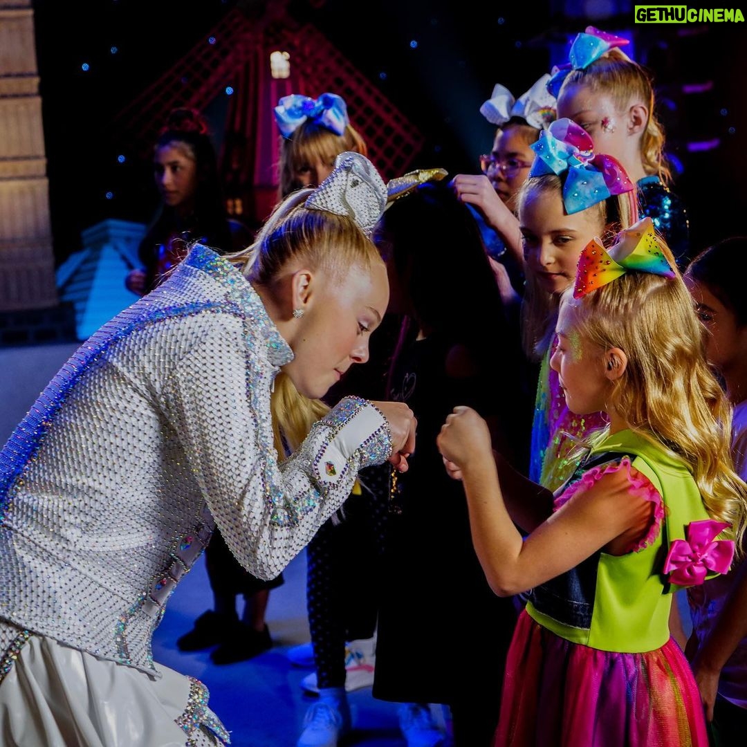 JoJo Siwa Instagram – WORLD WIDE PARTY *THE REMIX* IS OUT NOW!!! LINK ...