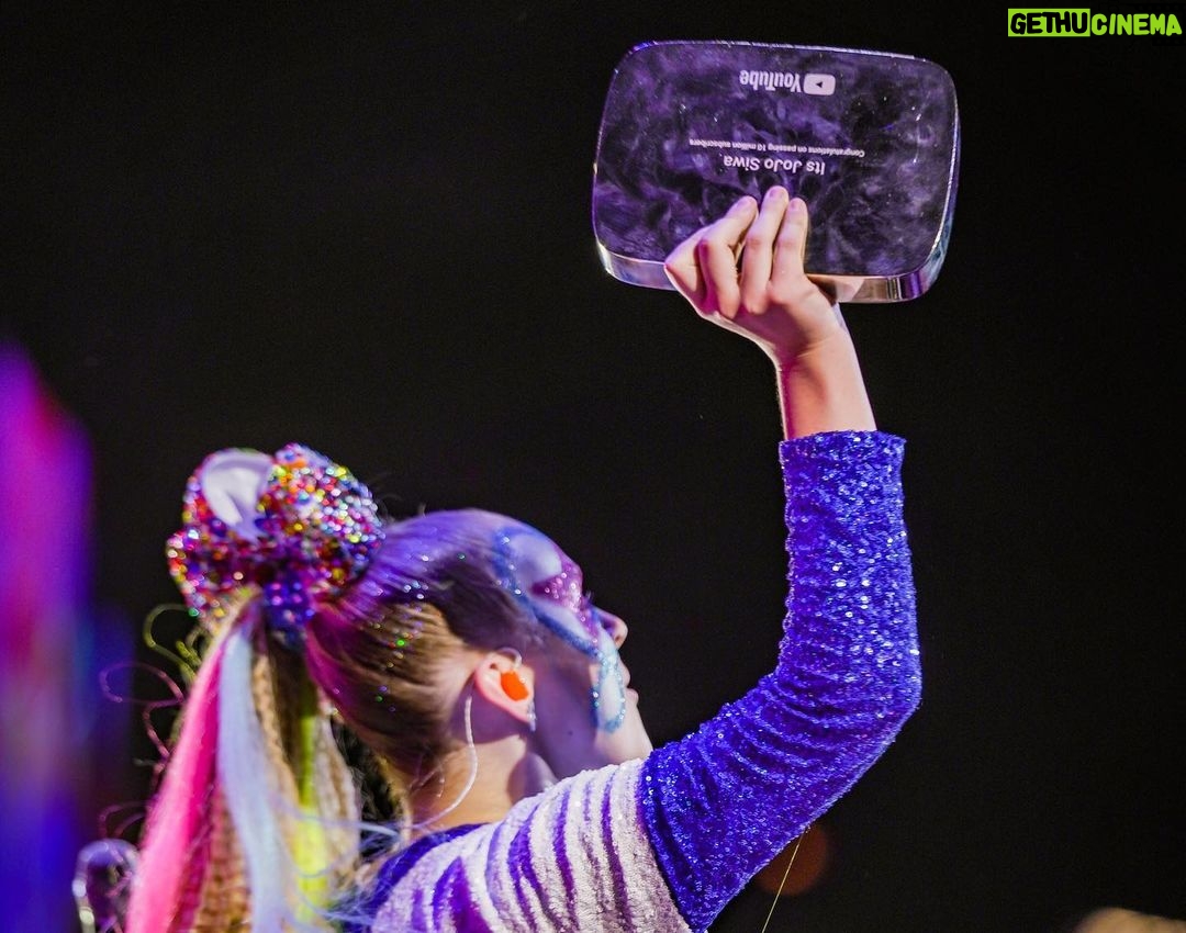 JoJo Siwa Instagram – WHAT IS MY LIFE!!😍😭 Getting surprised with my ...