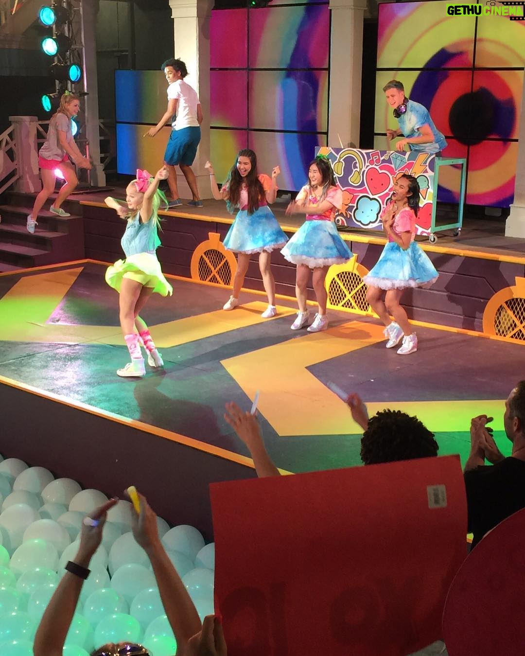 JoJo Siwa Instagram – Tonight I will be on “Make it PoP” on Nickelodeon ...