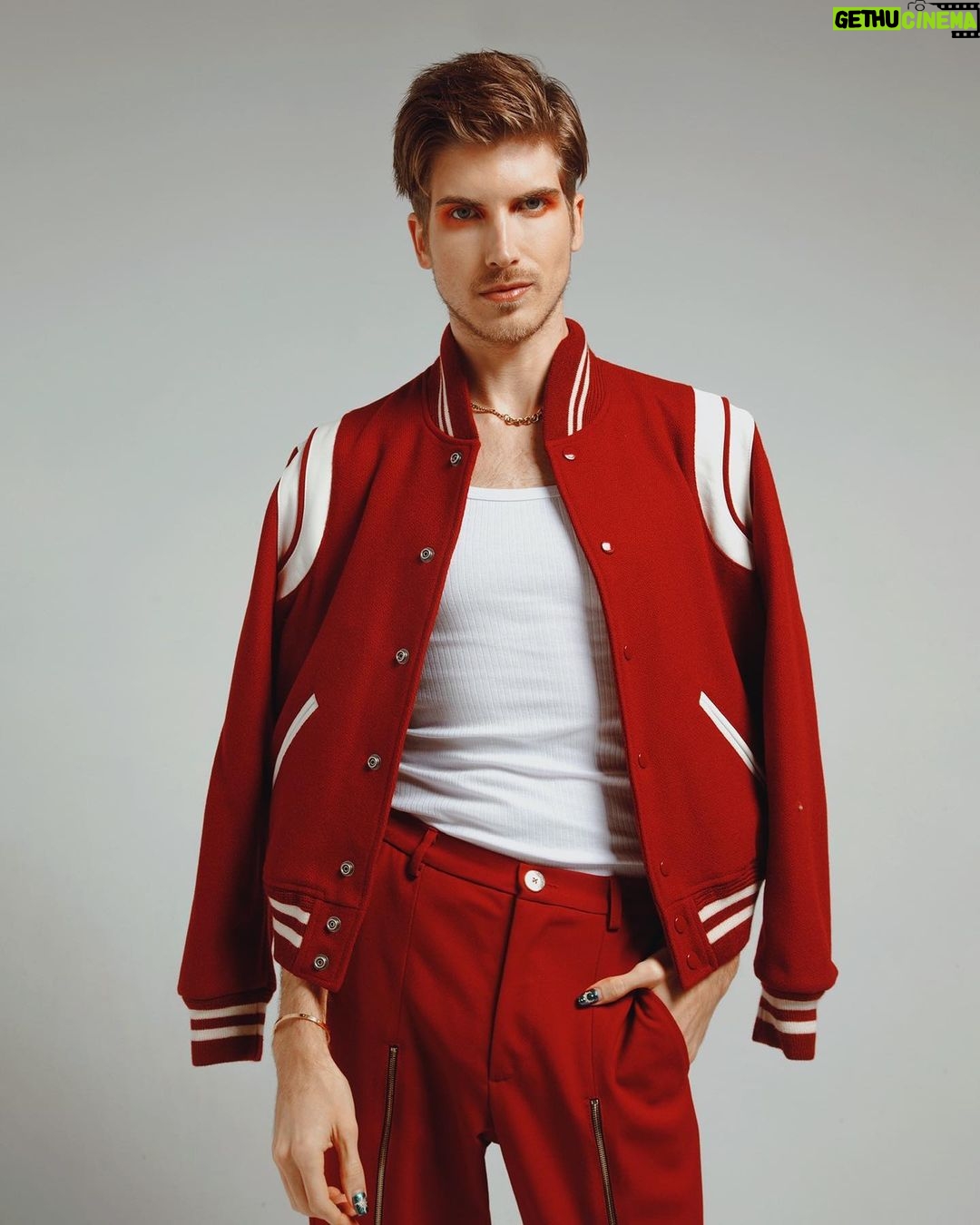 Joey Graceffa Instagram – about to be interviewed by Cesar Flickerman ...