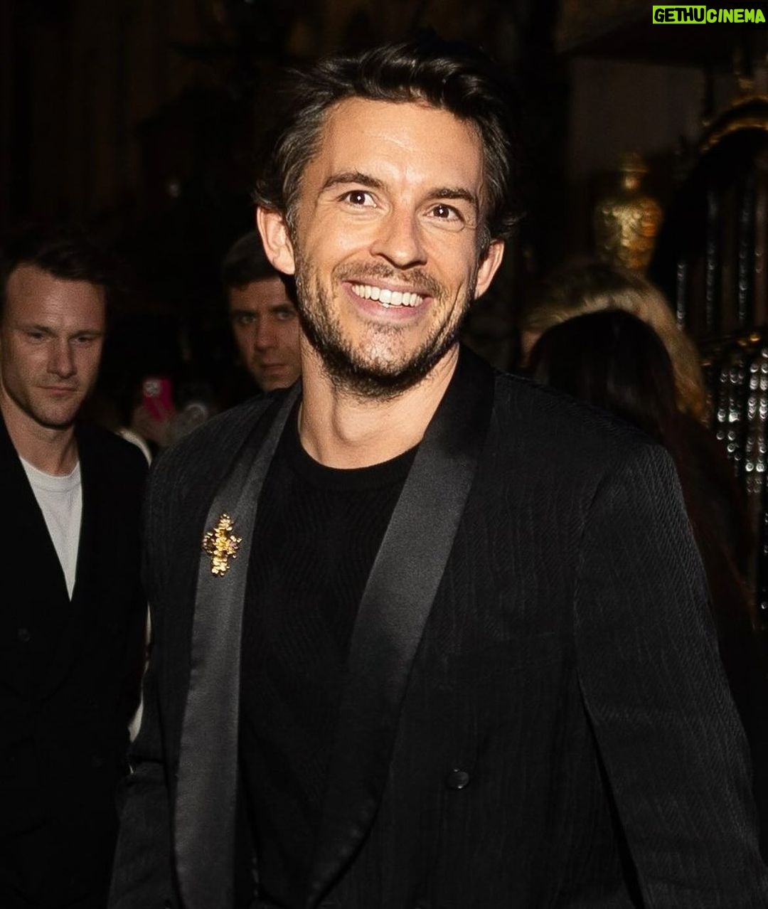 Jonathan Bailey Instagram – @tiffanyandco @giorgioarmani @bafta 🖤 ...