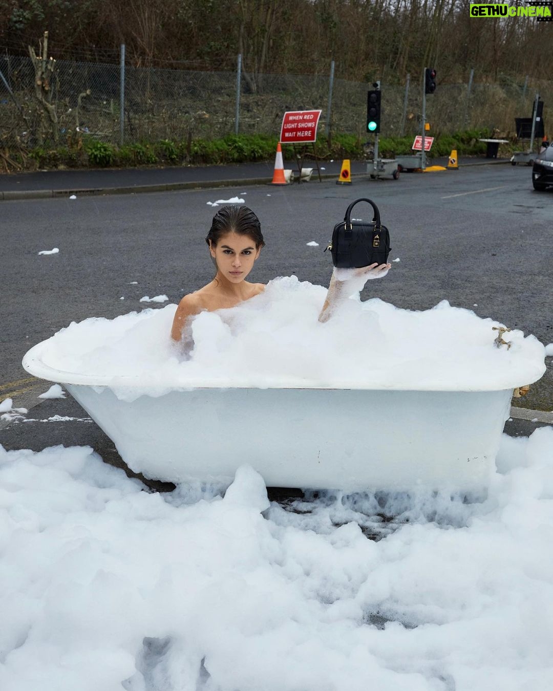 Kaia Gerber Instagram – @LOEWE ⁣ #juergenteller ⁣ @jonathan.anderson ...