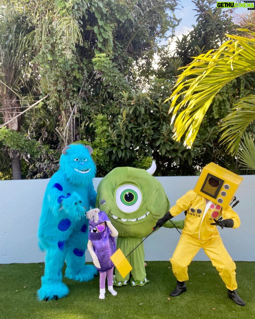 Kate Upton Instagram – Happy Halloween everyone! Swipe to see live ...