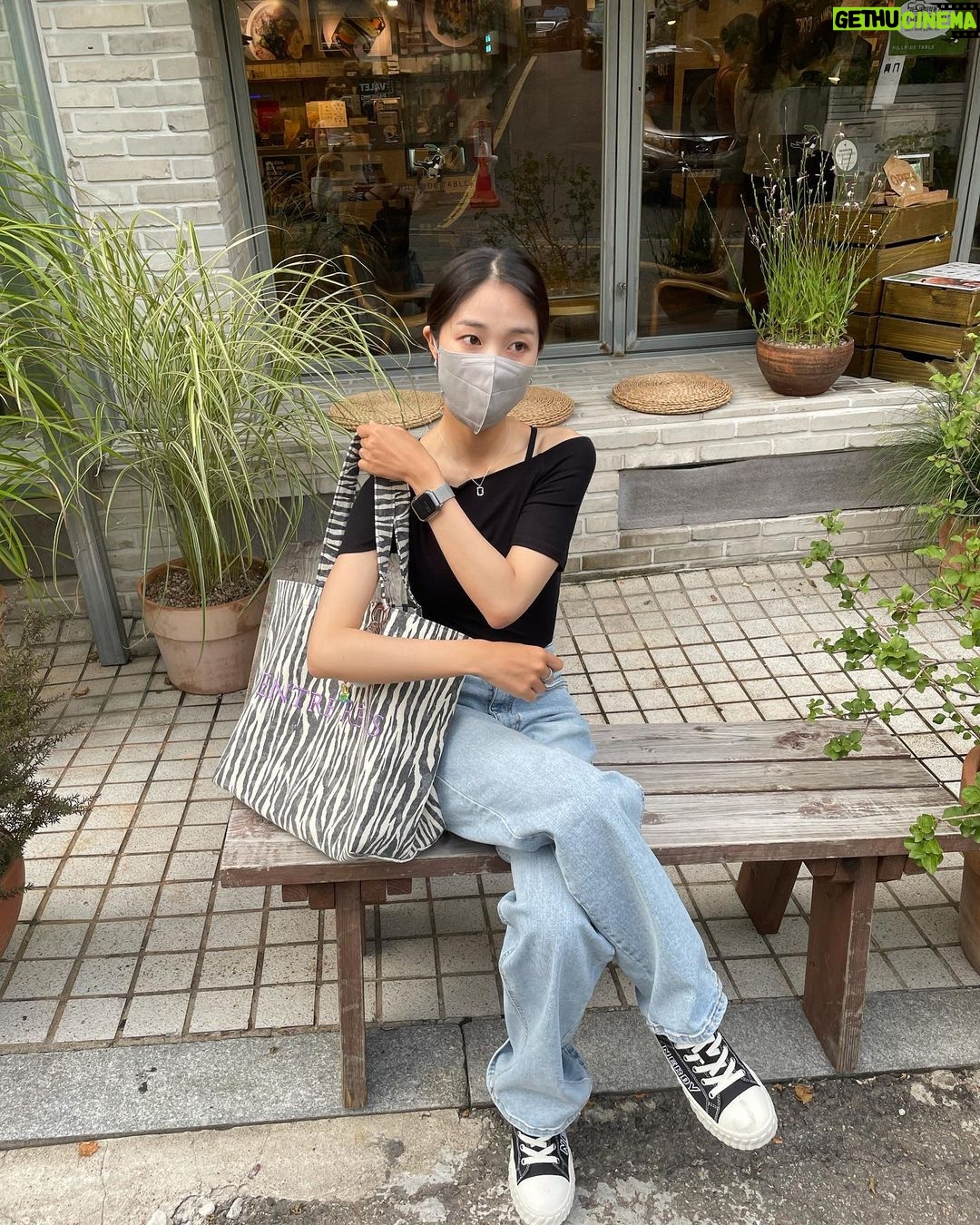 Kim Hye-yoon Instagram – 🖤💙 | Gethu Cinema